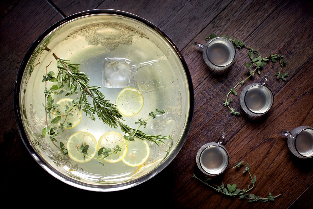 6 Cocktail Serving Tips & 3 Drink Recipes to For Your Thanksgiving Party
